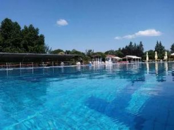 Ανάσα δροσιάς στις πισίνες L'acqua στα Λουτρά Λαγκαδά
